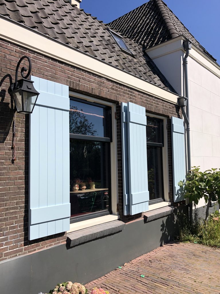 Houten raamluik BARN antraciet (RAL7016) - Luikenshop.nl