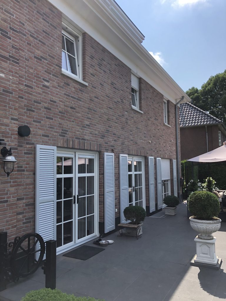 Houten raamluik LOUVRE wit (RAL9010) - Luikenshop.nl