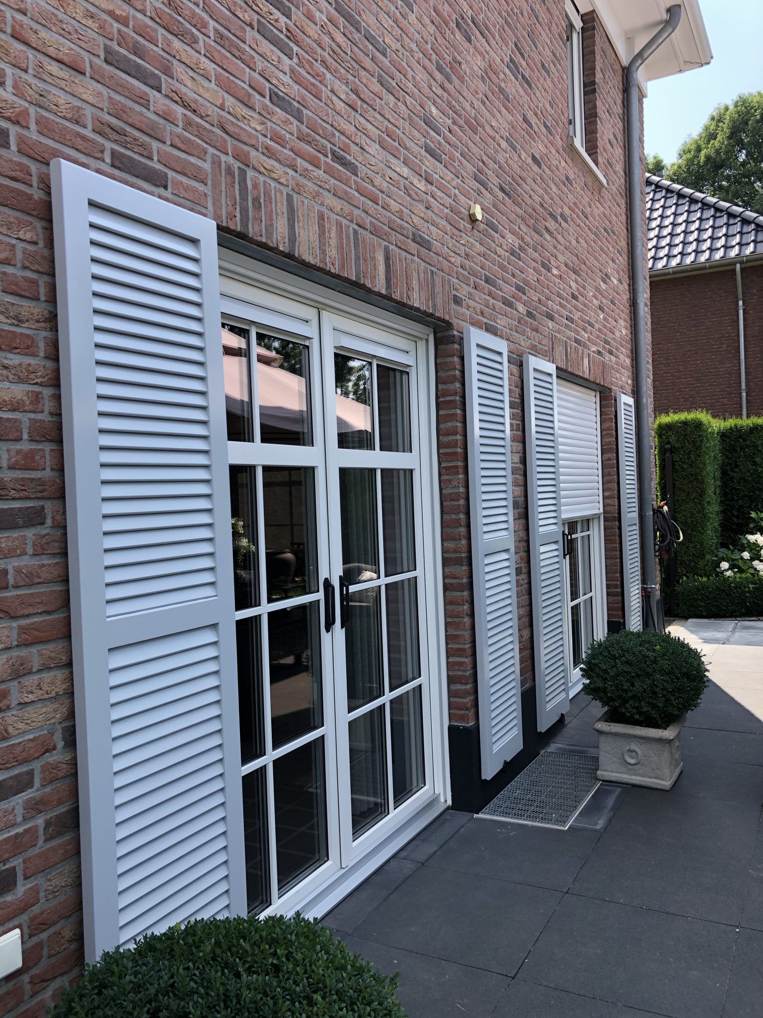 Houten raamluik LOUVRE wit (RAL9010) - Luikenshop.nl